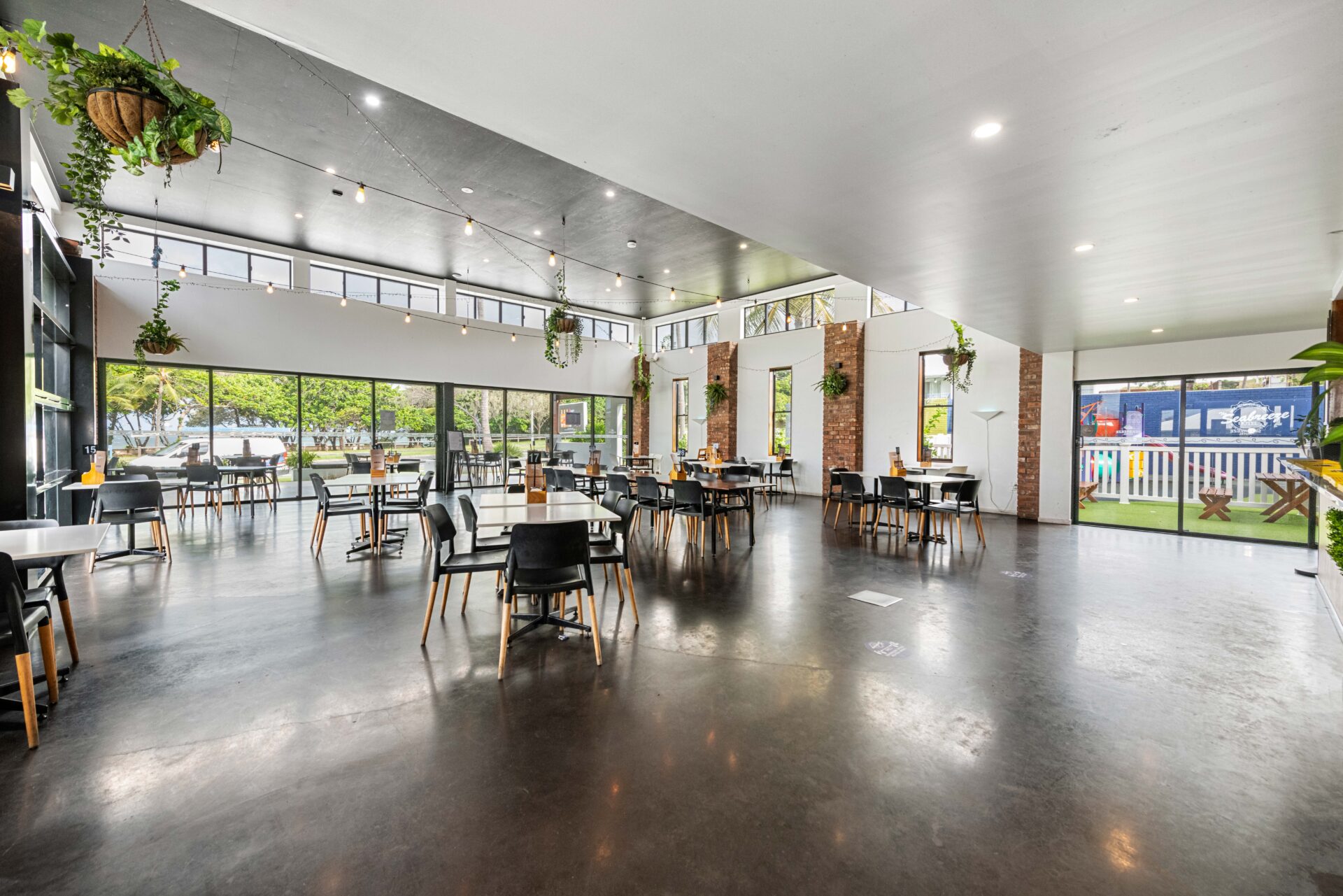 Dining - The Seabreeze Hotel | Mackay